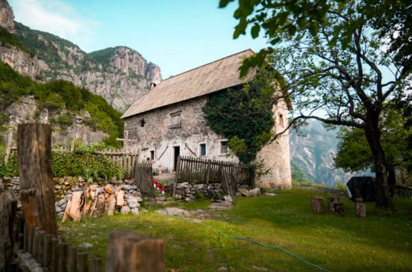 A Guide to Theth: Albania’s Mountain Paradise - Scratch your mapa