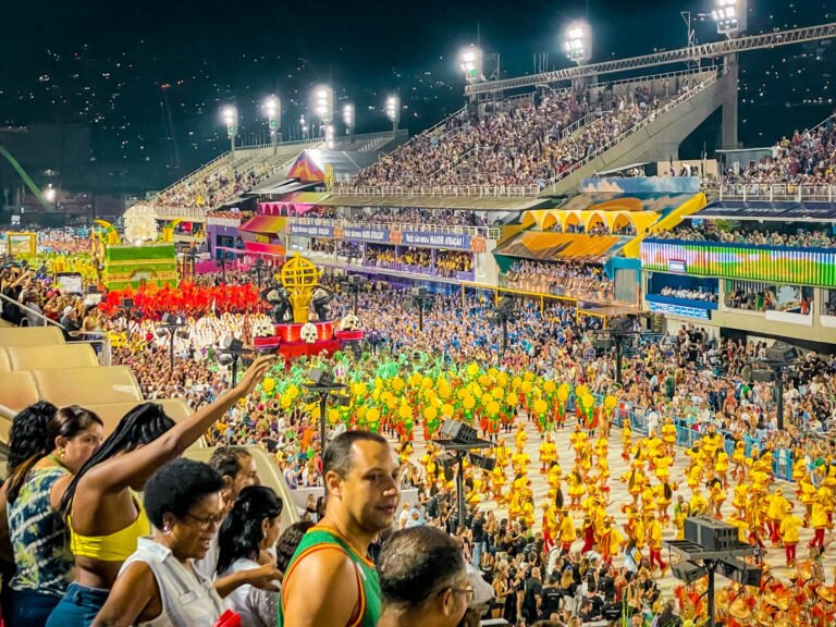 A Complete Guide to Visiting the Carnival in Brazil - Scratch your mapa