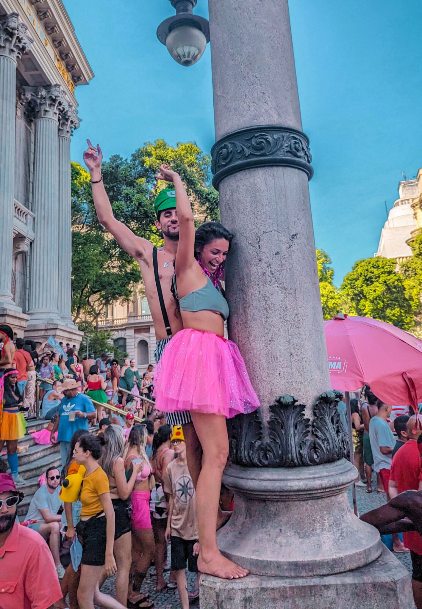 A Complete Guide to Visiting the Carnival in Brazil - Scratch your mapa