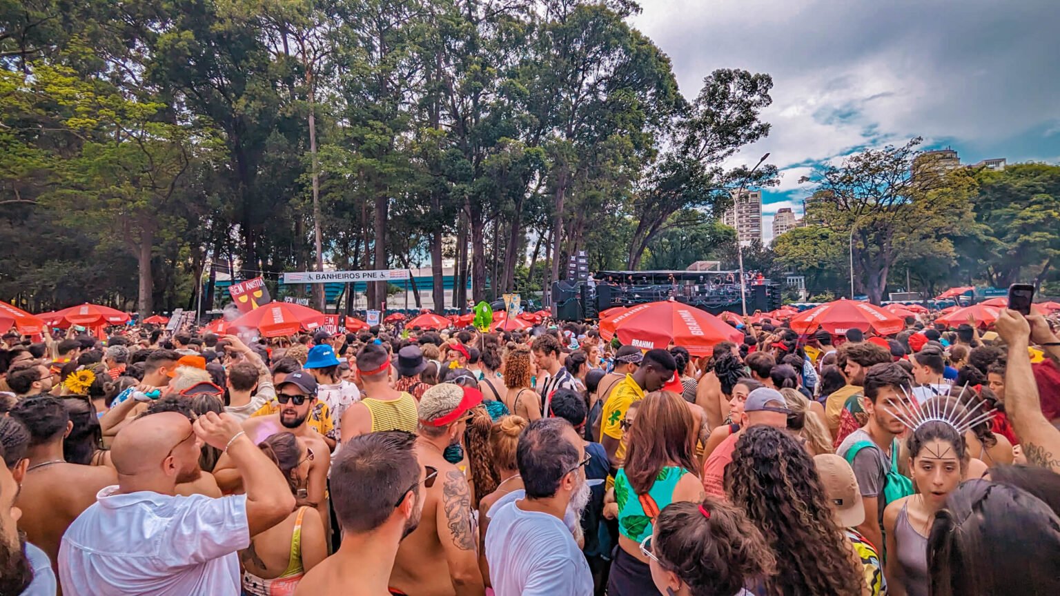 A Complete Guide to Visiting the Carnival in Brazil - Scratch your mapa