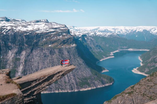 Hiking Trolltunga: The Most Iconic Spot in Norway - Scratch your mapa