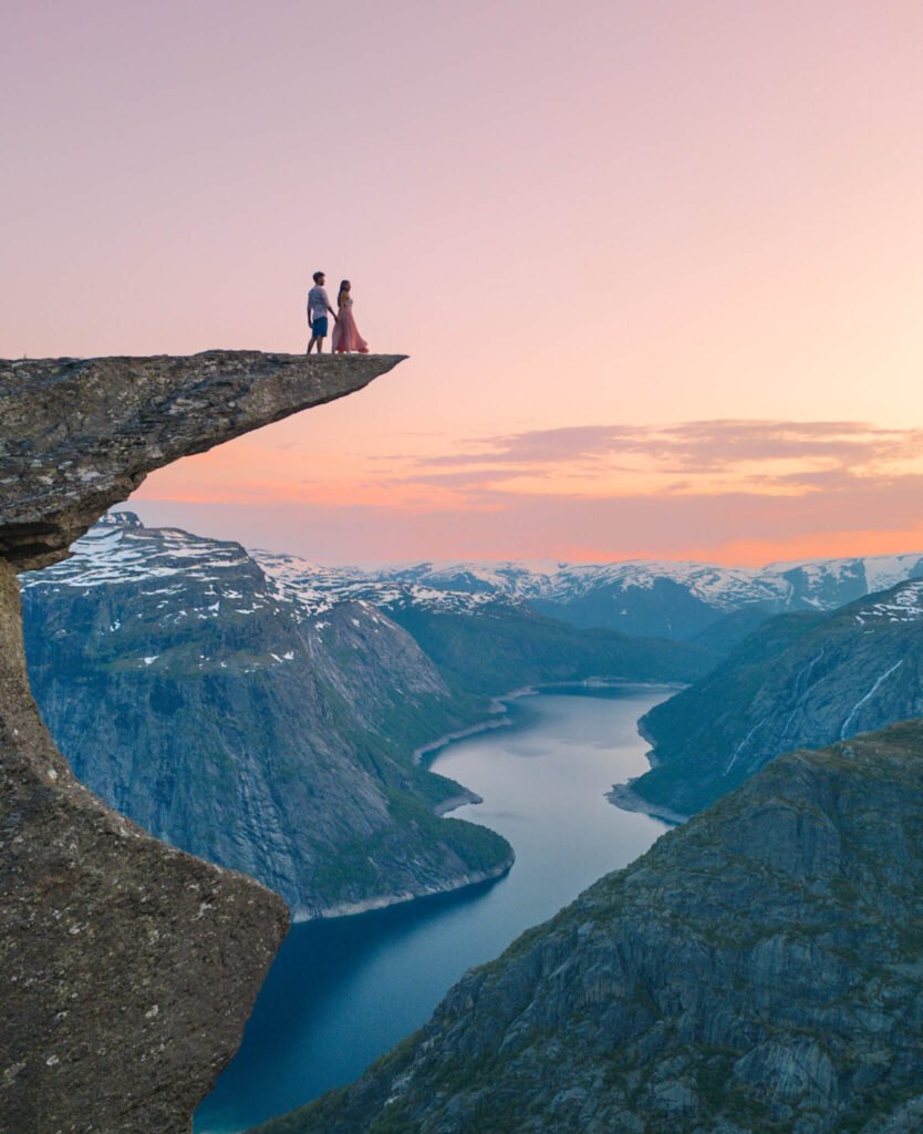 Hiking Trolltunga: The Most Iconic Spot in Norway - Scratch your mapa