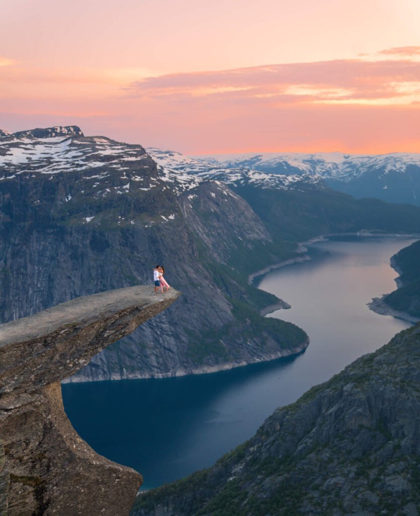 Hiking Trolltunga: The Most Iconic Spot in Norway - Scratch your mapa