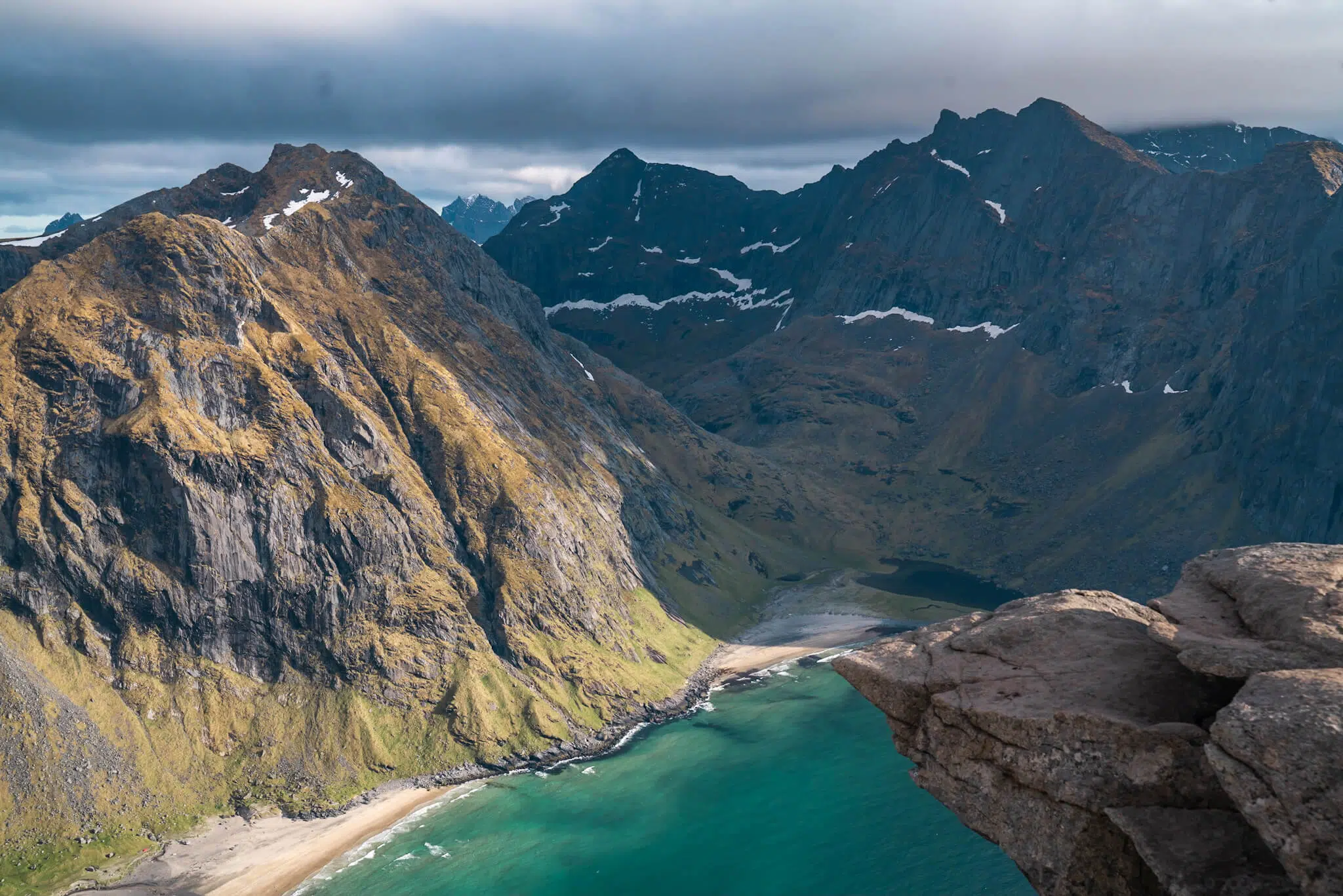 A Complete Guide for Hiking Ryten & Kvalvika Beach - Scratch your mapa