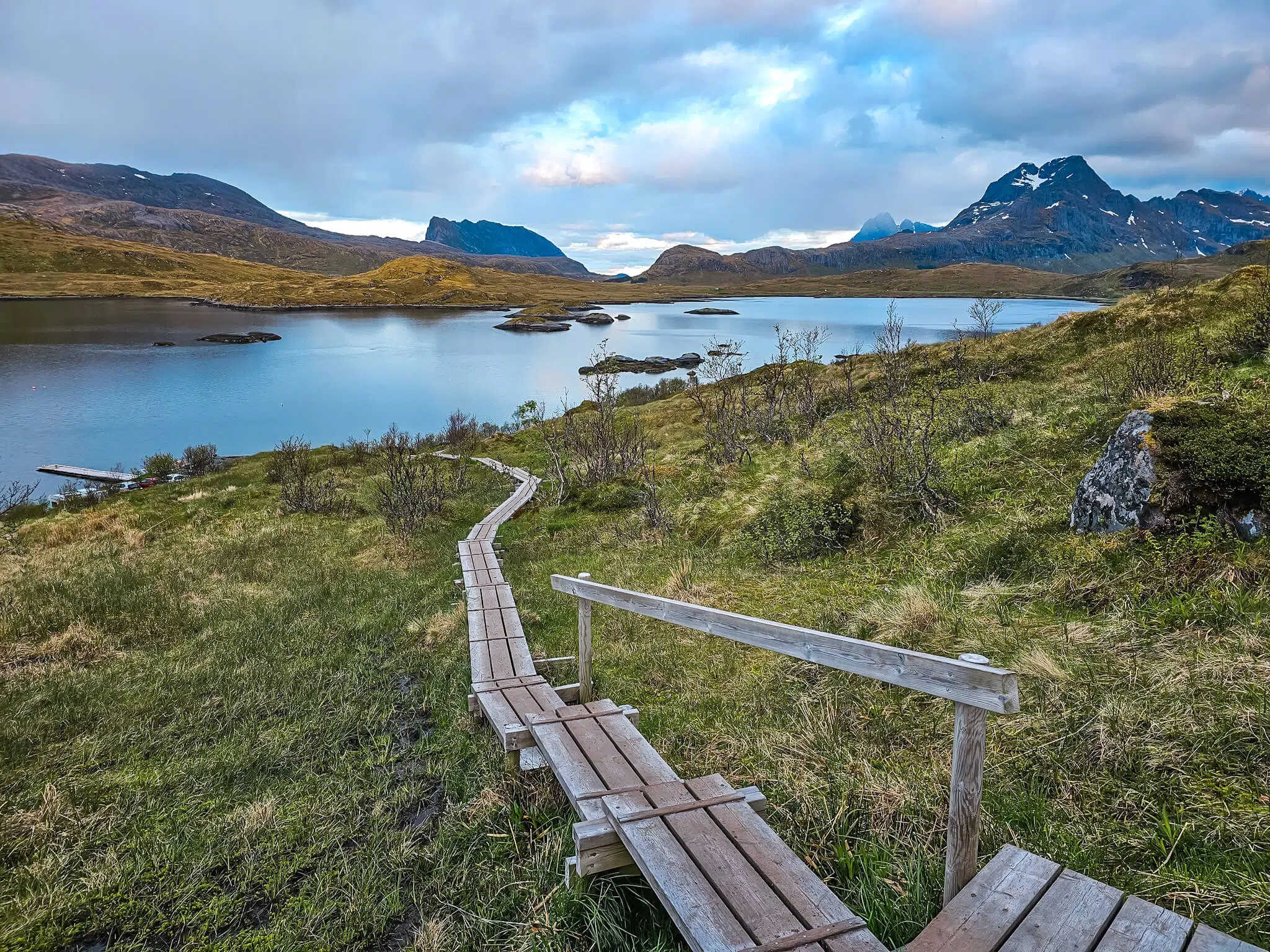 A Complete Guide for Hiking Ryten & Kvalvika Beach - Scratch your mapa