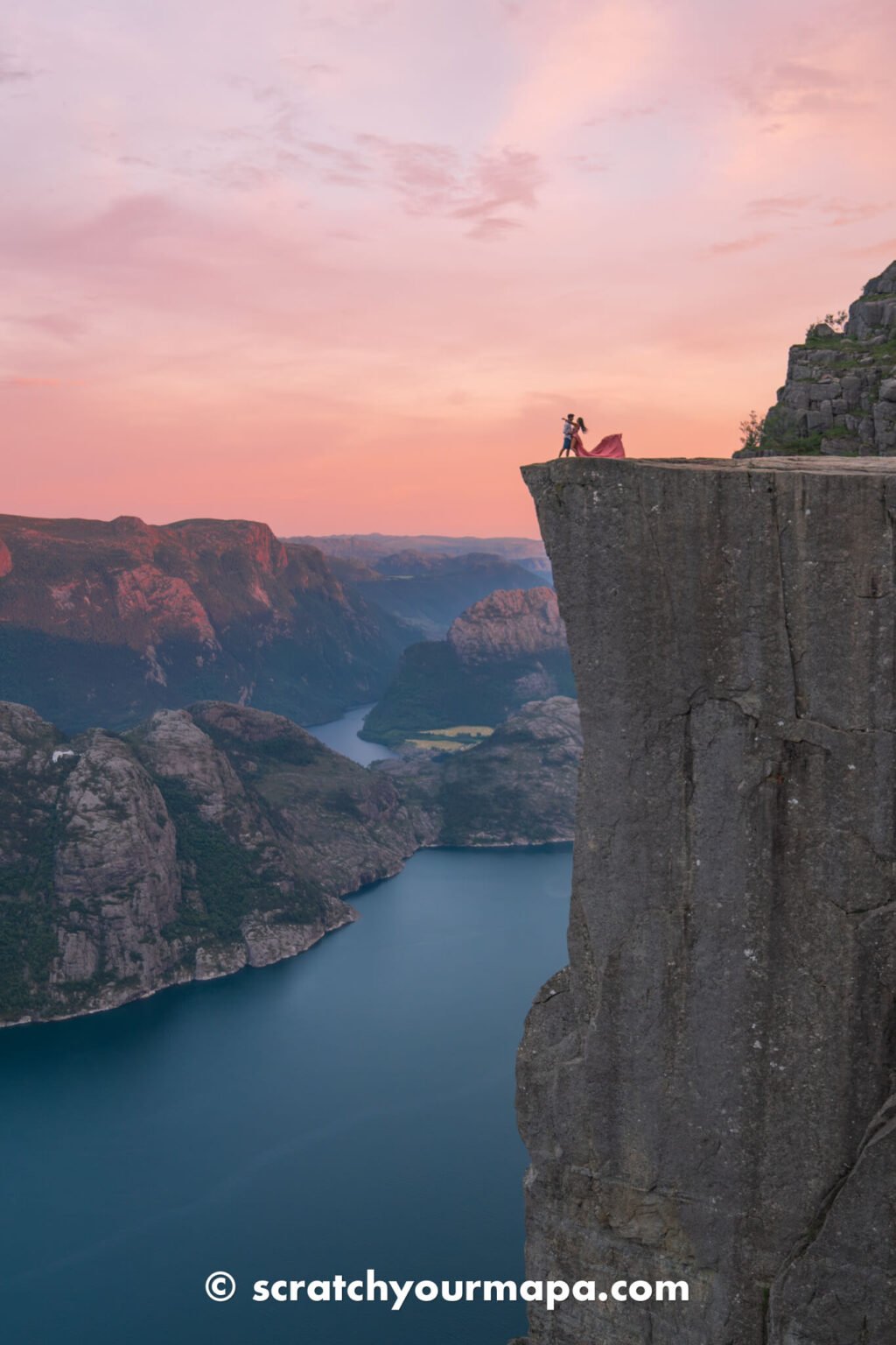 Hiking Pulpit Rock: One of Norway’s Most Iconic Hikes - Scratch your mapa