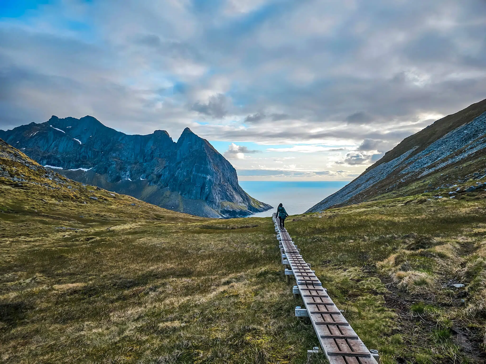 A Complete Guide for Hiking Ryten & Kvalvika Beach - Scratch your mapa