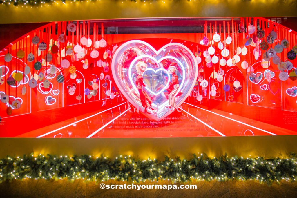 The 13 Best Holiday Window Displays in NYC - Scratch your mapa