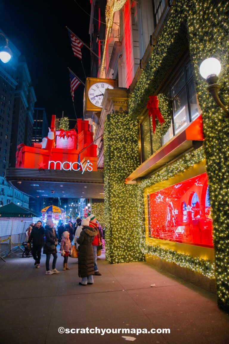 The 13 Best Holiday Window Displays in NYC - Scratch your mapa